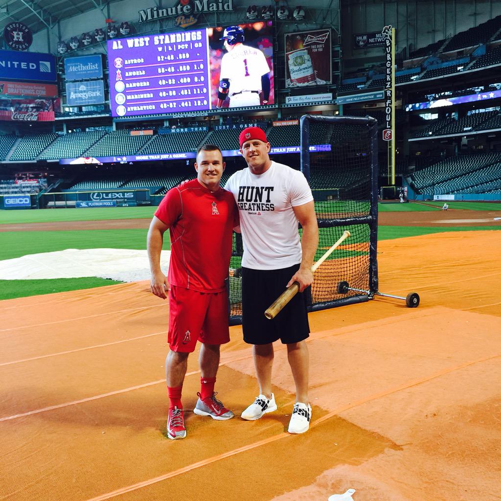 Mike Trout standing next to JJ Watt actually makes him look BIGGER by ...