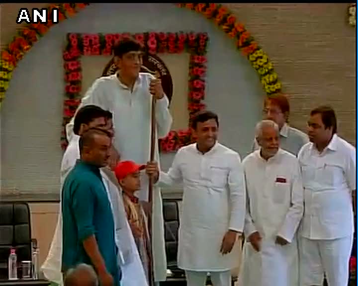 ANI on Twitter: "India's tallest man Dharmendra Pratap Singh meets UP CM Akhilesh Yadav in ...
