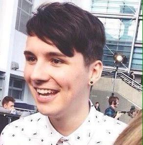 Dan Howell Smil