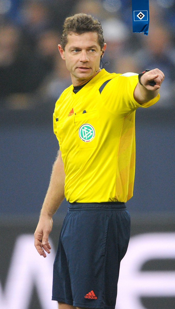 Schiedsrichter für HSVVFB: Günter Perl. Seine Assistenten sind Thomas ...
