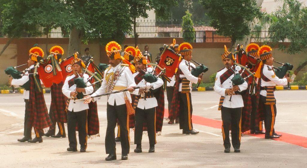 Pipe Band : Stunning pipe band display JAK RIF Pipe Band ...