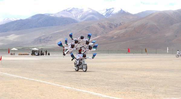 Indian Army's Signal Regiment perform daredevil motorcycle stunts at ...