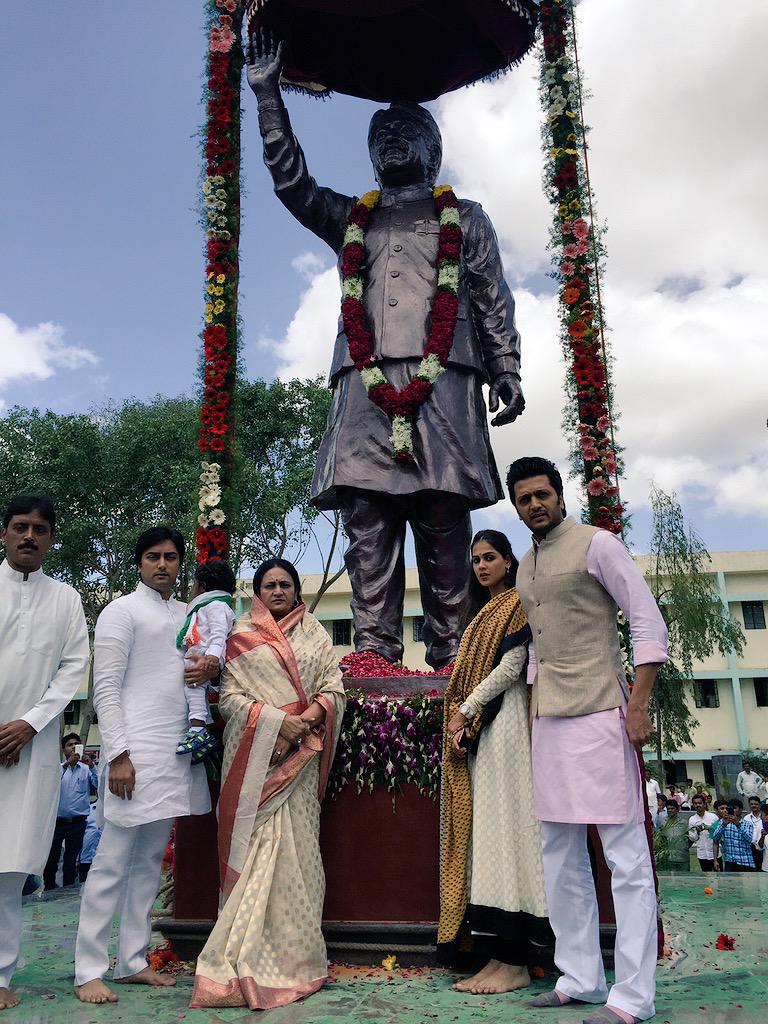 Ritesh Deshmukh With His Father