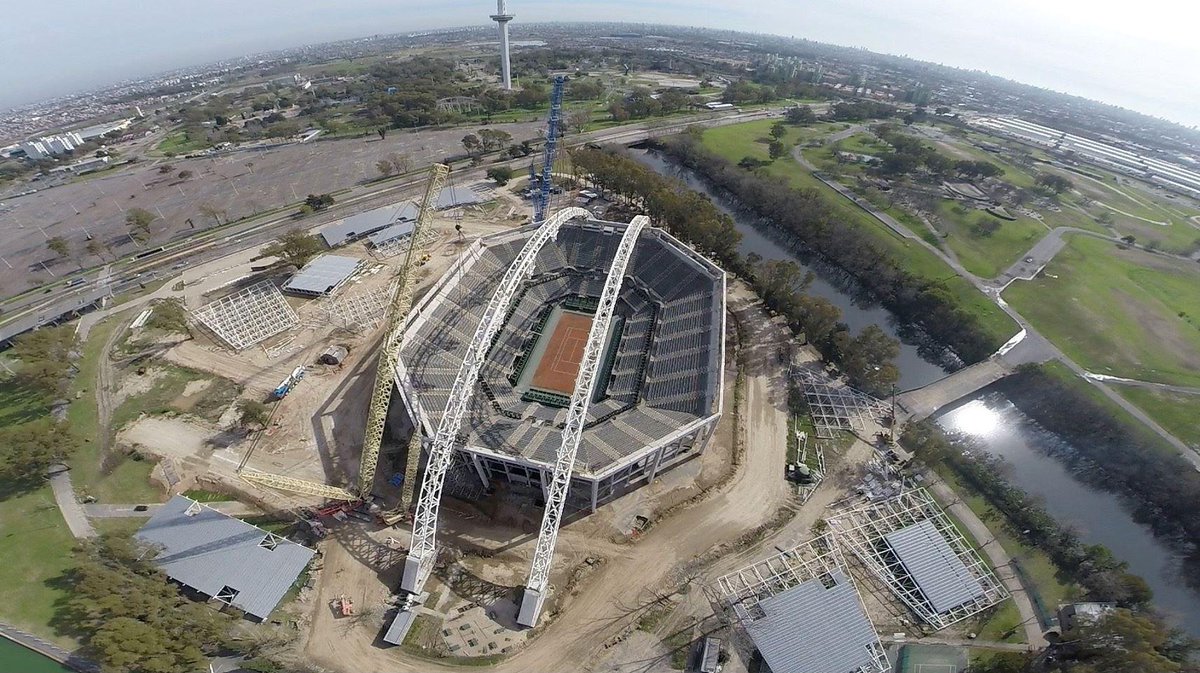 Ya están colocados los dos arcos para el techo retráctil del Estadio ...