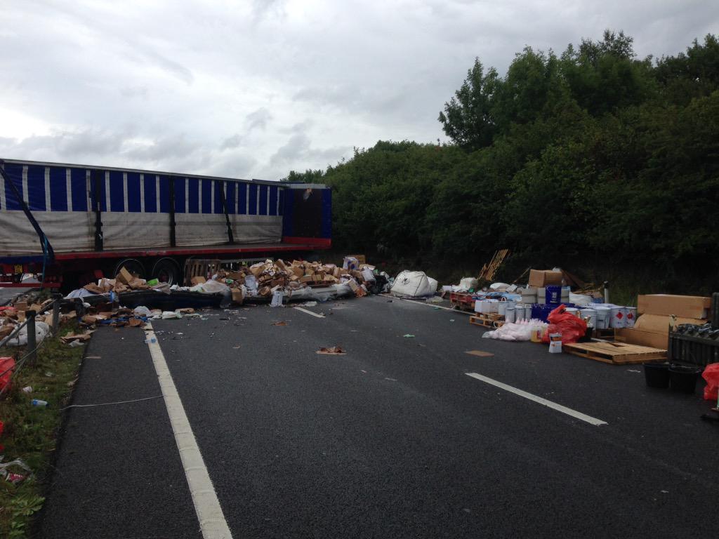 Lorry overturns on A34 spilling its load of boxes - ITV News