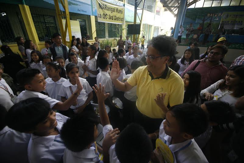 Mar Roxas is joined by students during his visit at the Balara ...