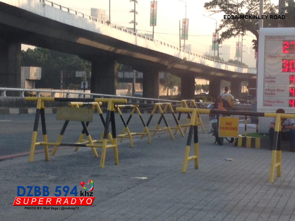 Karaniwang mahabang pila ng jeep sa EDSA-McKinley Road sa Makati City ...