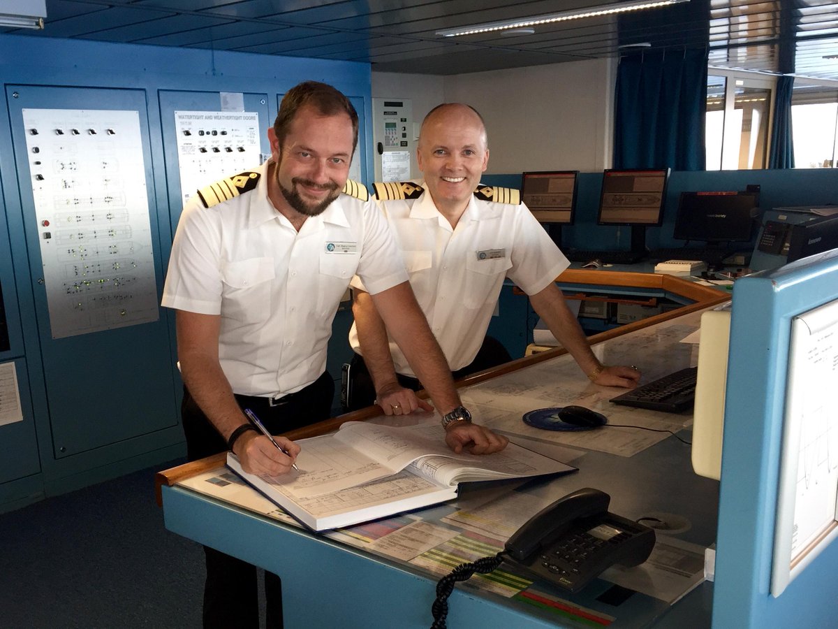 Congratulations to Captain Magnus Davidson! Here he is signing the log ...
