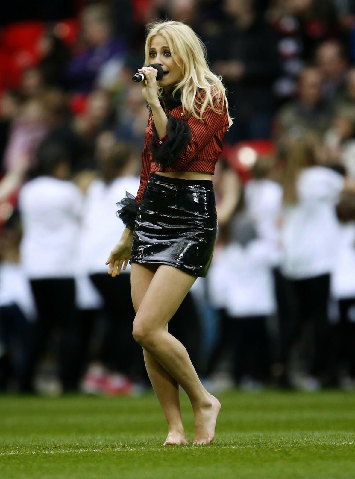 Singers Who Perform Barefoot