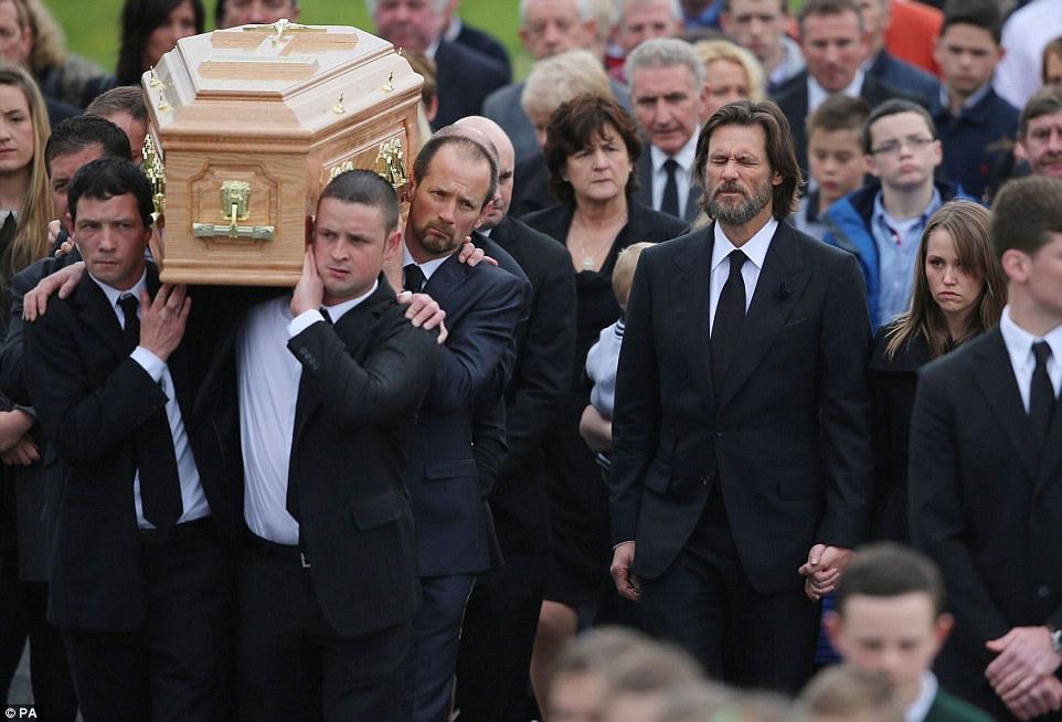 Jim carrey walks to cathriona's final resting place with her family and ...