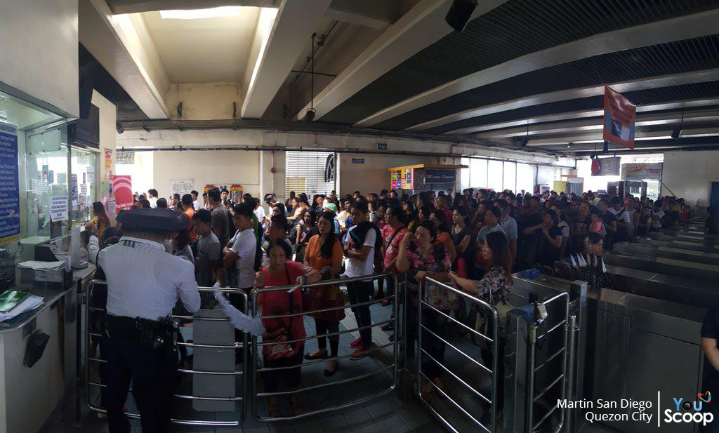 Mahabang pila sa MRT Quezon Ave. Station ngayong unang araw ng ...