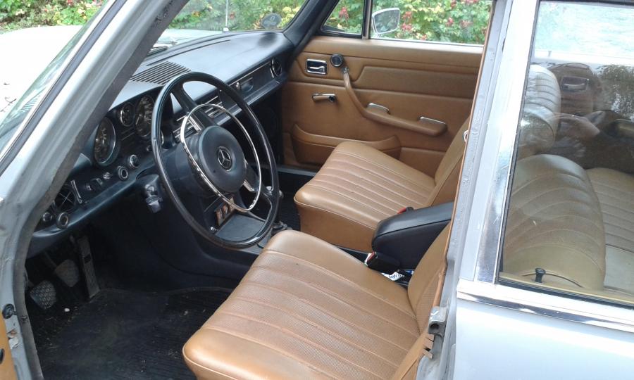 Mercedes W115 Interior
