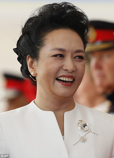 AmMaD on Twitter: "@AmmadZahid China's First Lady Peng Liyuan looks lovely. Really simple and ...
