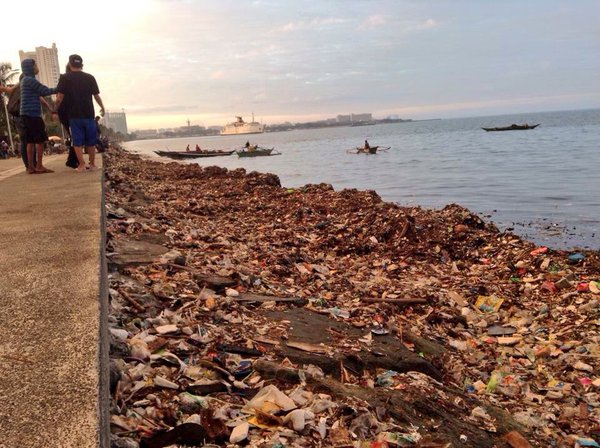 Manila Bay breakwater still full of garbage. (Photos via JohnsonDZMM ...