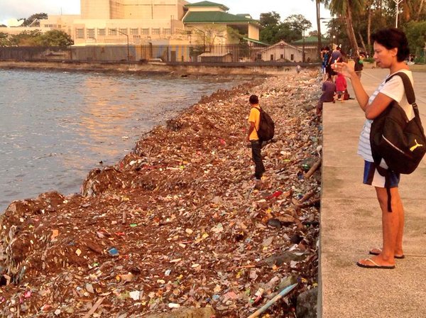 Manila Bay breakwater still full of garbage. (Photos via JohnsonDZMM ...