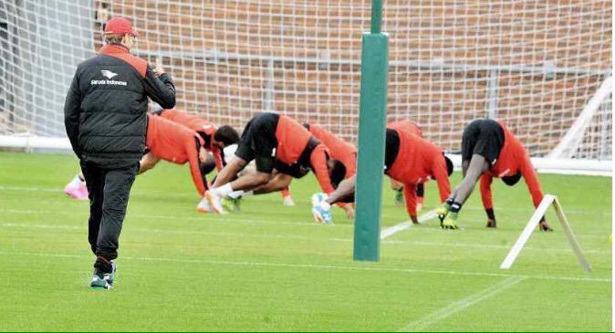 Are there any pictures of Klopp's first training session with the ...