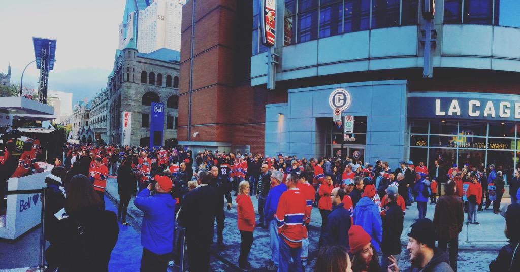 À l'extérieur du Centre Bell. / The scene outside the Bell Centre ...