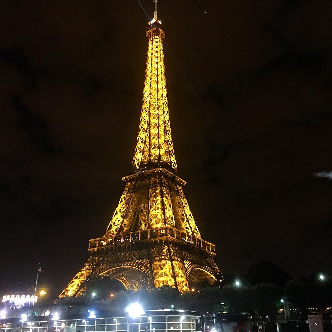 Eiffel Tower Twitter Layout