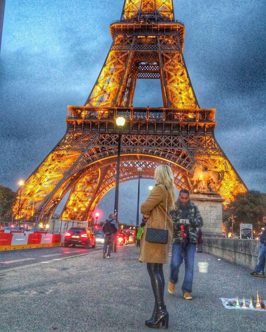 Eiffel Tower Twitter Layout