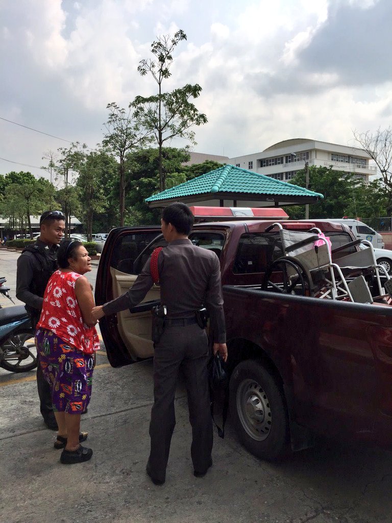 JS100 on Twitter: "RT @PaknumTraffic 10:07 จนท.ตำรวจสำโรงใต้ บริการประชาชน นำผู้พิการส่งยัง ...