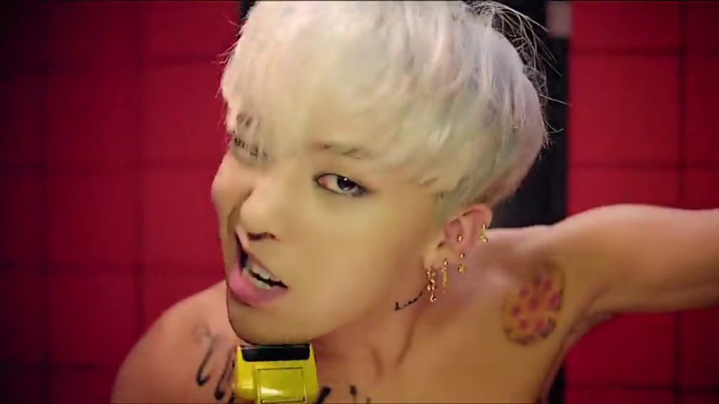 G Dragon Shirtless
