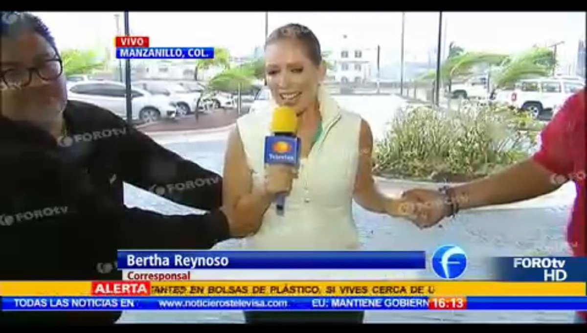 Sostenida por compañeros, bertha reynoso reporta los fuertes vientos ...