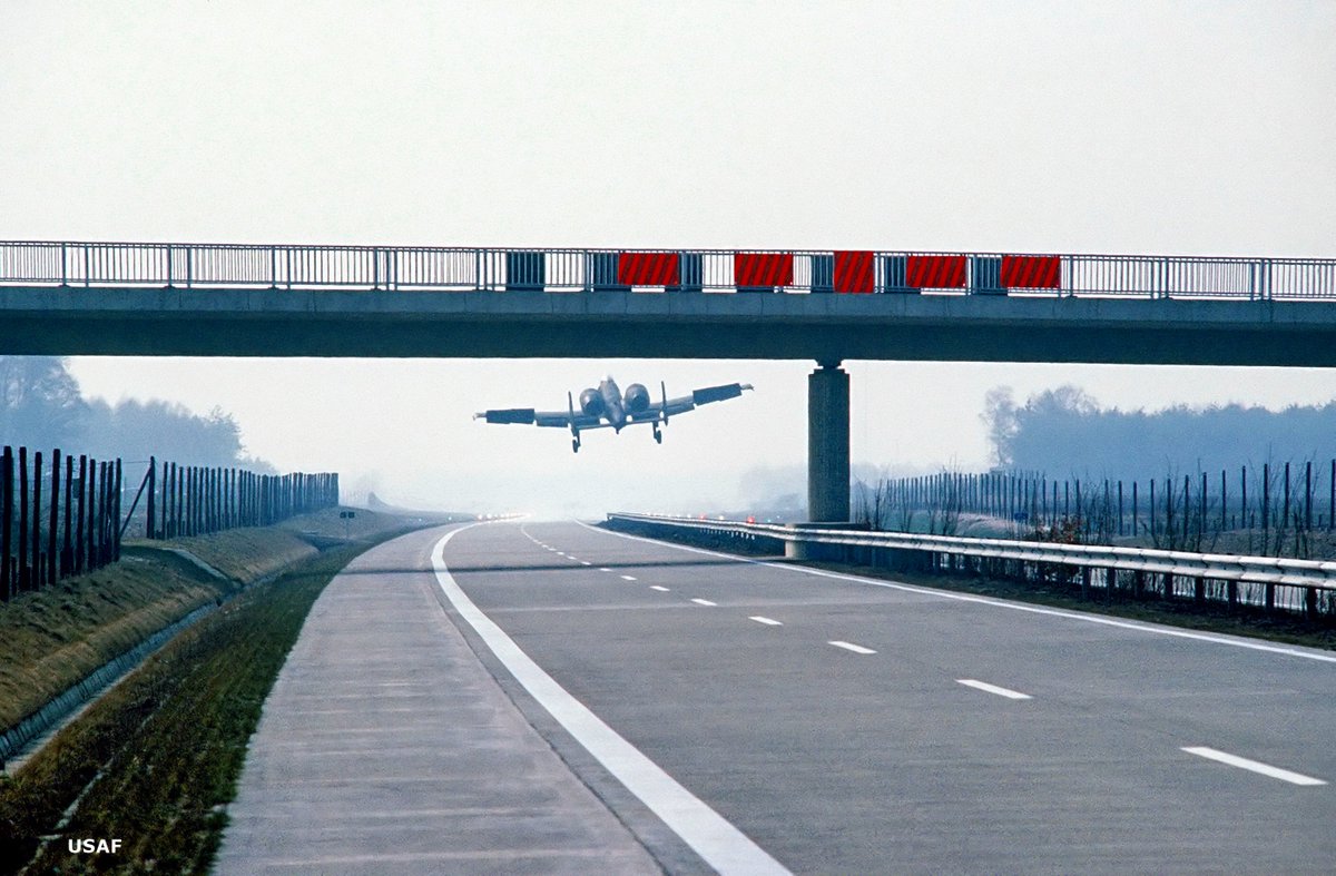 „Sensation“: Deutsche Autobahnen sind „getarnte“ Flugplätze für ...
