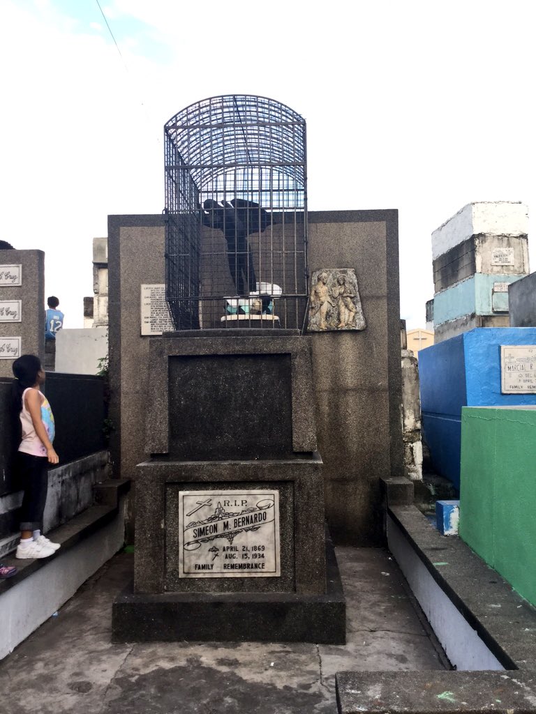 Mistulang 'tourist attraction' ang rebulto ng demonyo sa ibabaw ng ...