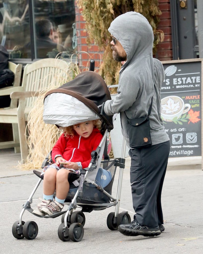 Peter Dinklage Daughter Peter Dinklage And Daughter Out For A Stroll