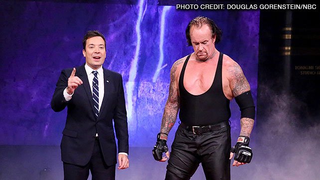 Undertaker aplica um Tombstone no Tonight Show