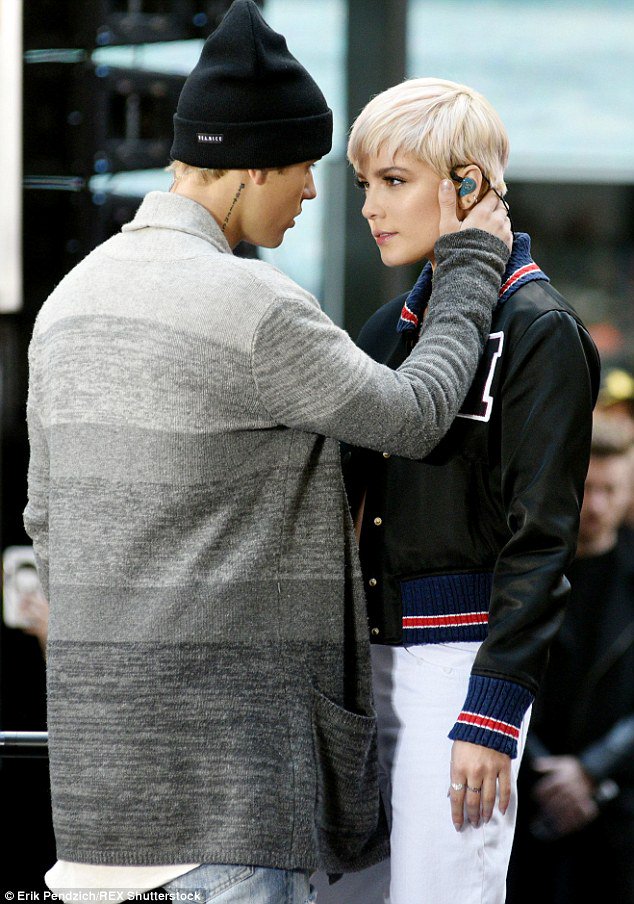 Justin Bieber and Halsey are getting a little TOO cozy on stage ...