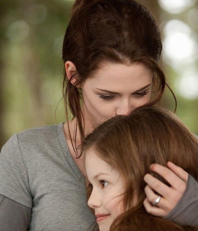 Bella Cullen And Renesmee Breaking Down 2