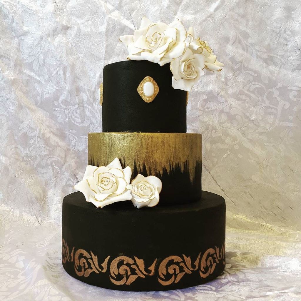 Pasteles De Boda Negros Y Dorados En Cada Mordisco, Brilla El