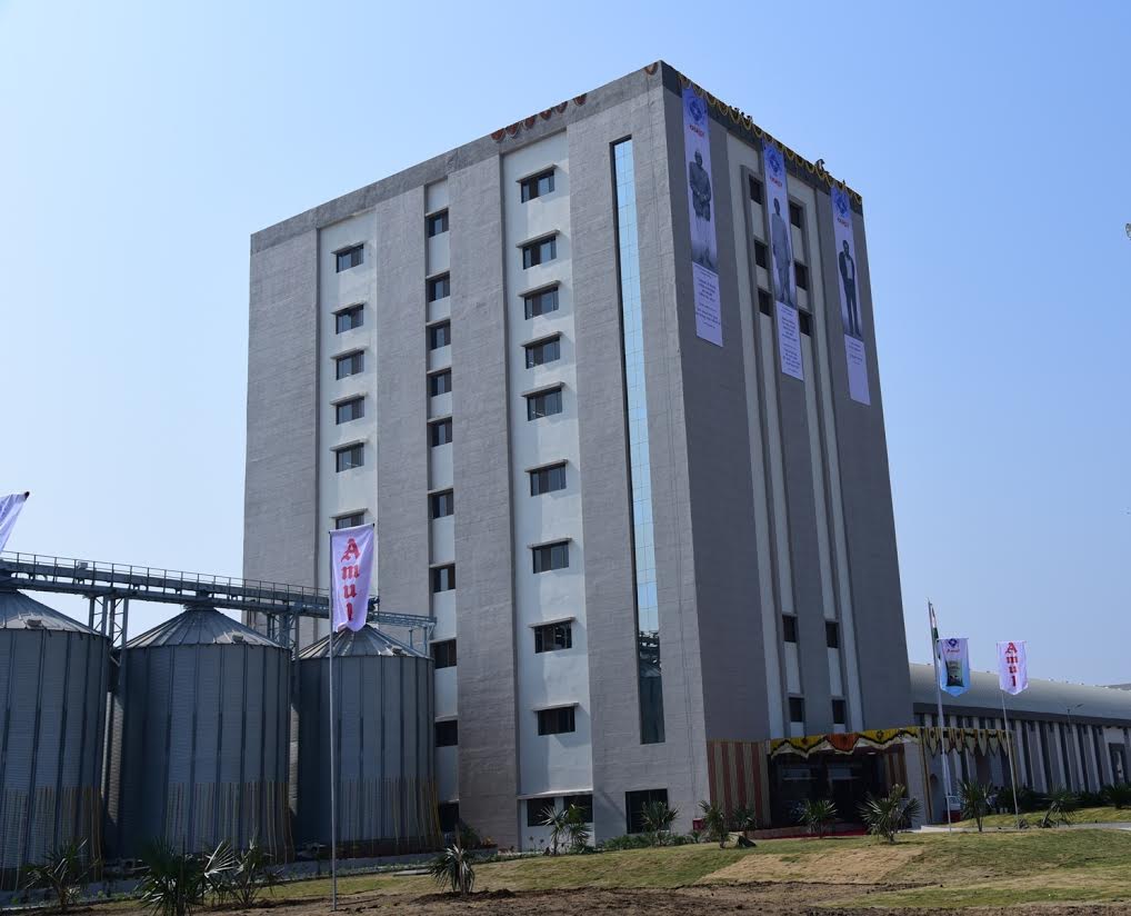 President dedicates 24 acre, 2000 MT output/day Amul cattle feed plant ...