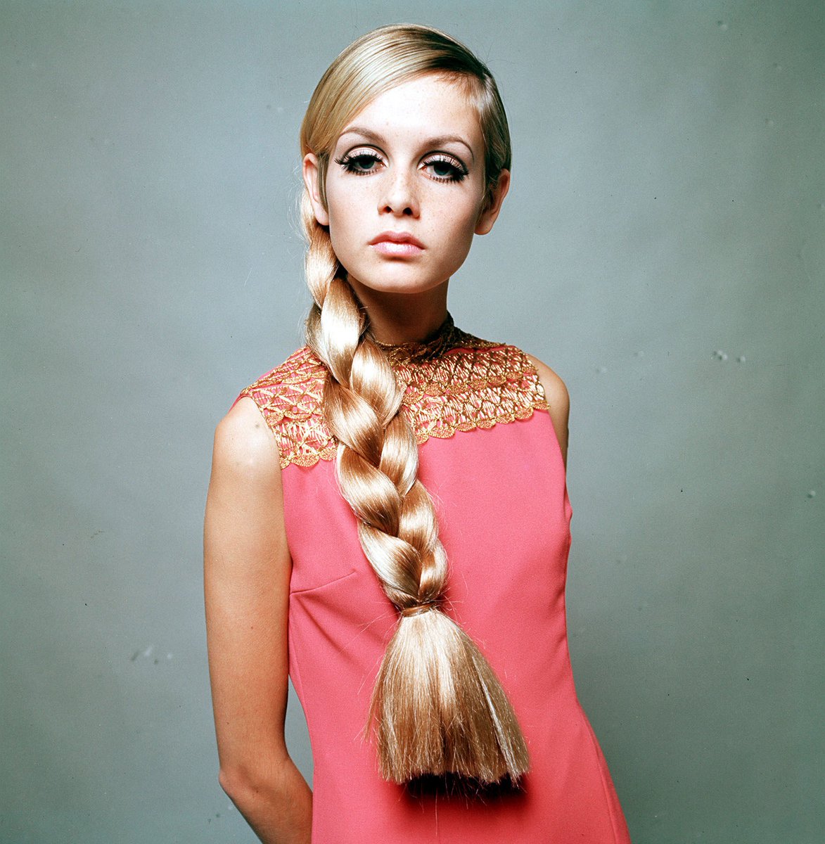 Twiggy (Lesley Hornby) photoshoot, 1966. Photography by Paul Popper ...