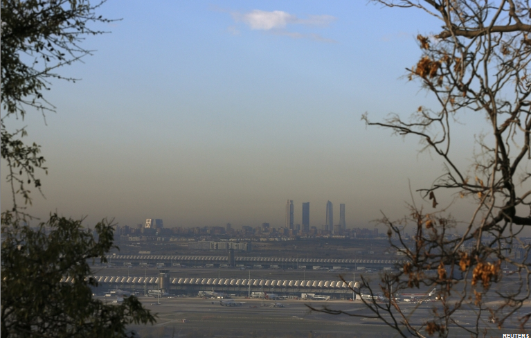 Madrid cloaked in brown smog today. A lower speed limit of 70km/h has ...