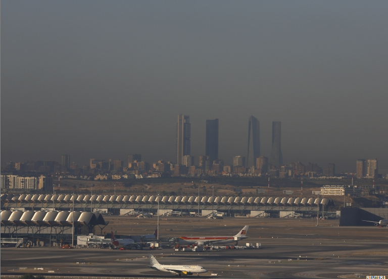 Madrid cloaked brown smog speed limit imposed main bypass city | BBC ...