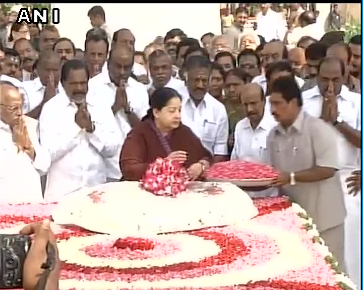 Tamil Nadu Chief Minister Jayalalitha pays homage at MGR memorial ...
