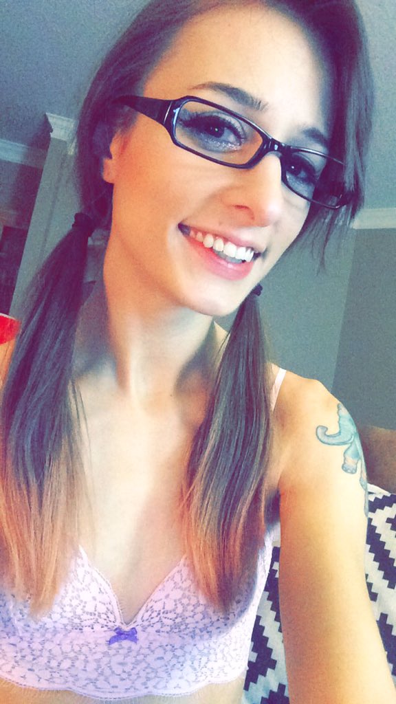Tw Pornstars 1 Pic Holi Hurricane Twitter Im On Cam Come Hang