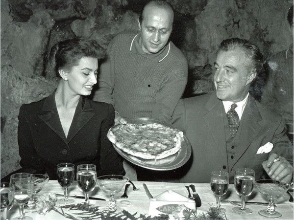 Carlo Spinelli on Twitter: "History of italian food.. Sophia Loren and Vittorio De Sica eating # ...