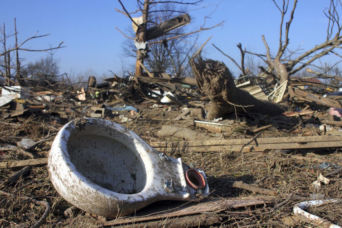 At least 14 dead as Christmastime tornadoes ravage the South | CBS News ... At least 14 dead as Christmastime tornadoes ravage the South | CBS News ...