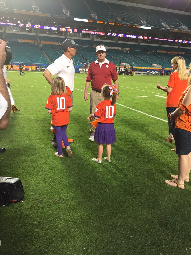 Cool moment: OU coach Bob Stoops came back out onto the field to ...