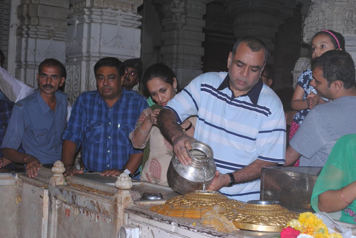 In pictures: Paresh Rawal visits Somnath Mandir | DeshGujarat