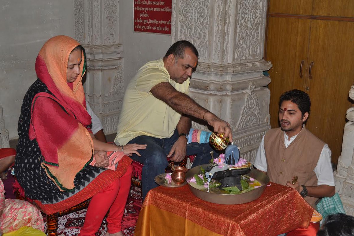 In pictures: Paresh Rawal visits Somnath Mandir | DeshGujarat
