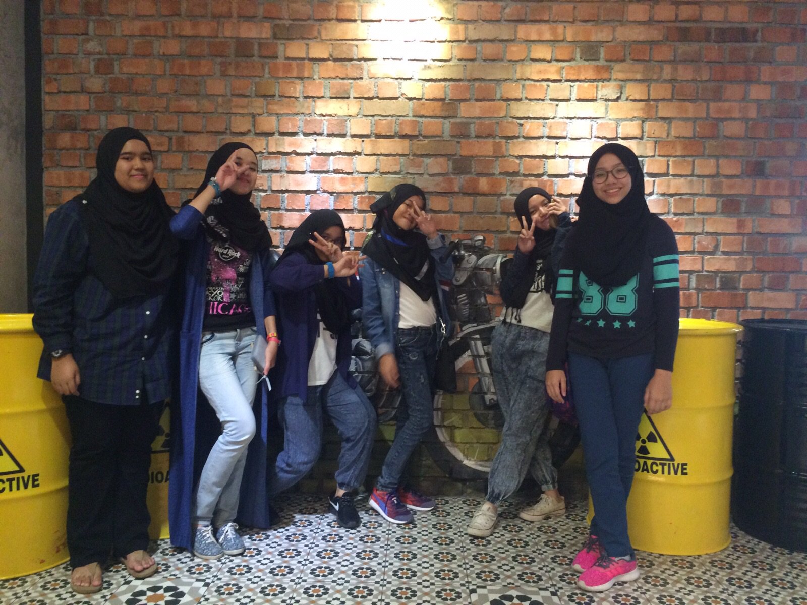 Anis adiba on Twitter: "Lasertag w squad 💁 https://t.co/yCV6yTOP0B" / Twitter