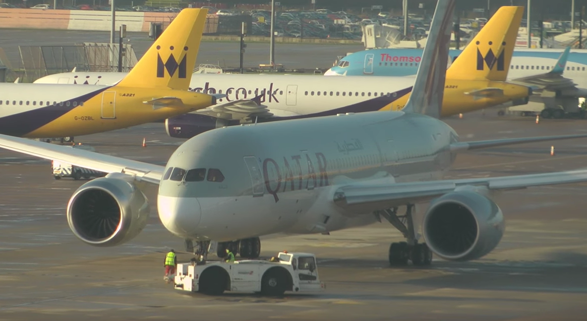VIDEO Qatar 787 Flight QR46 Full Turnaround at Manchester Airport ...