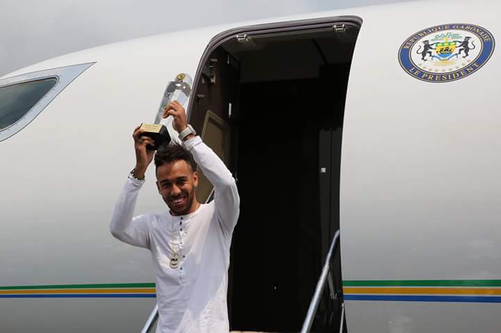 Auba having fun touring with his trophy. : r/borussiadortmund