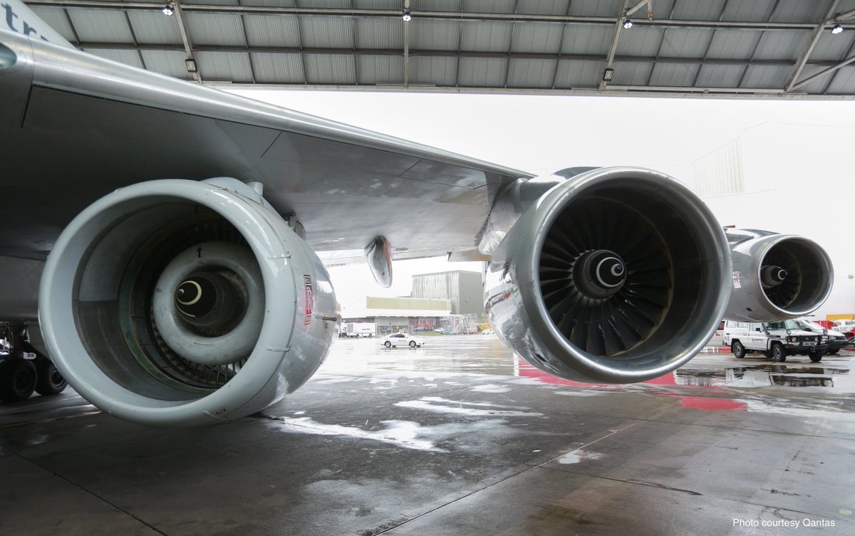 How @qantas carried a fifth engine on one of its @boeingairplanes 747 ...