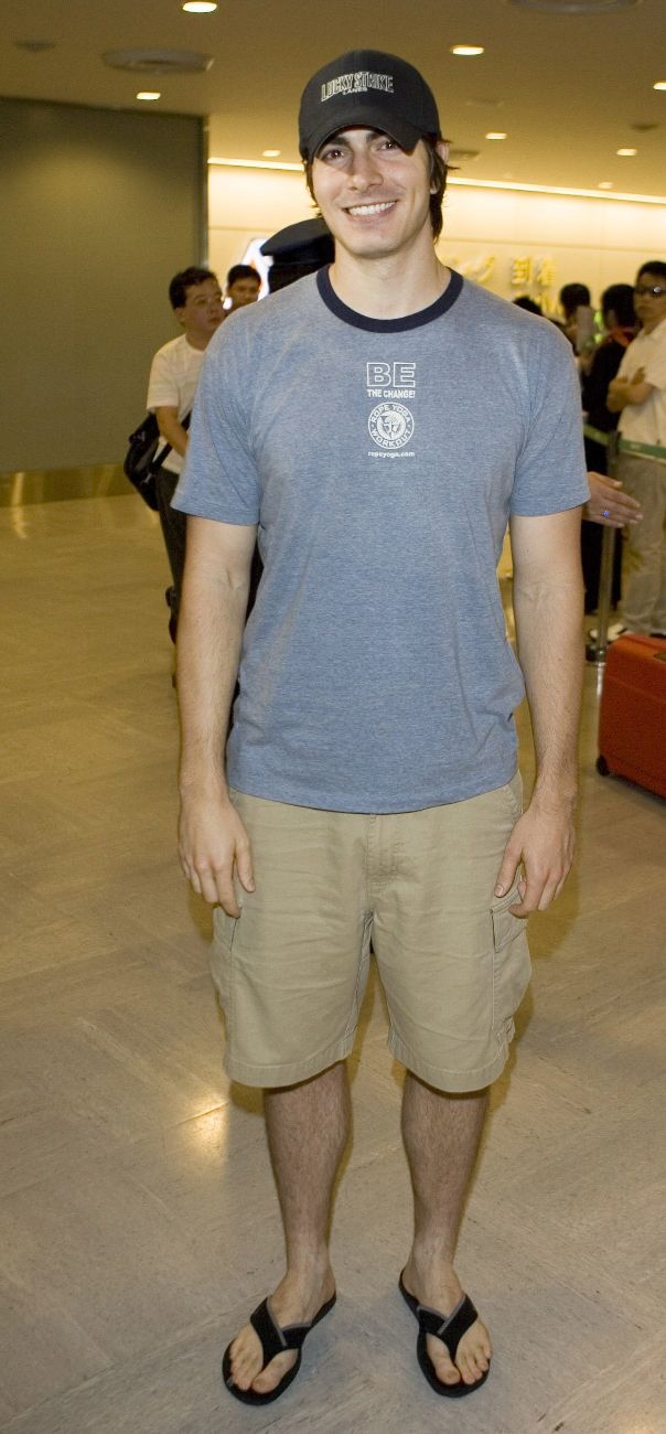 Brandon Routh Barefoot