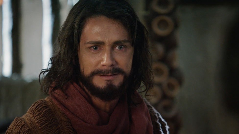 Aarón trata de explicarle a su madre el por qué odia a tanto a Moisés ...